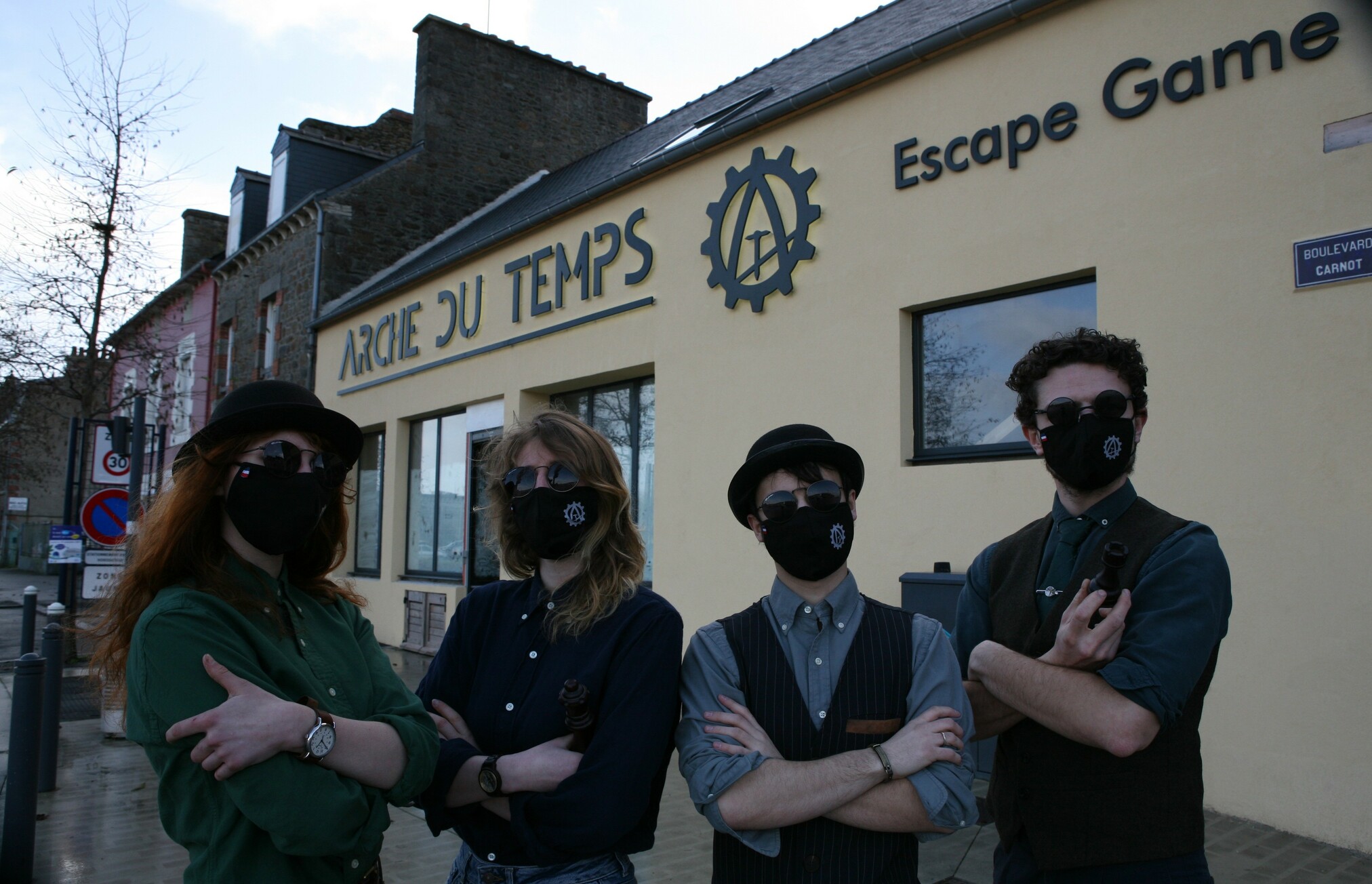 Michael, Janick, Alice et Nathan construisent patiemment mais surement ...